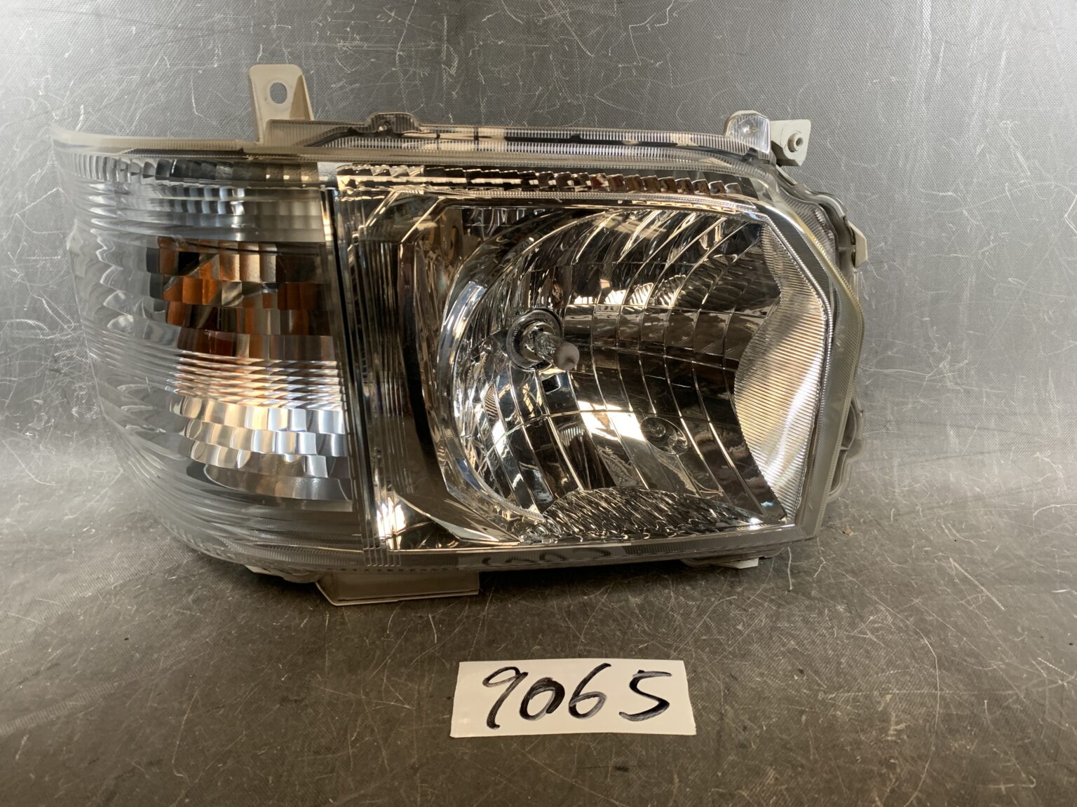 TOYOTA HIACE 200 Series Genuine Headlight 26-131 Right Side x1 » NZ$371 ...