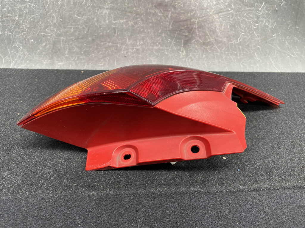 TOYOTA CALDINA AZT241 AZT246 Taillight 21-57 LEFT Side x1 *DAMAGED ...